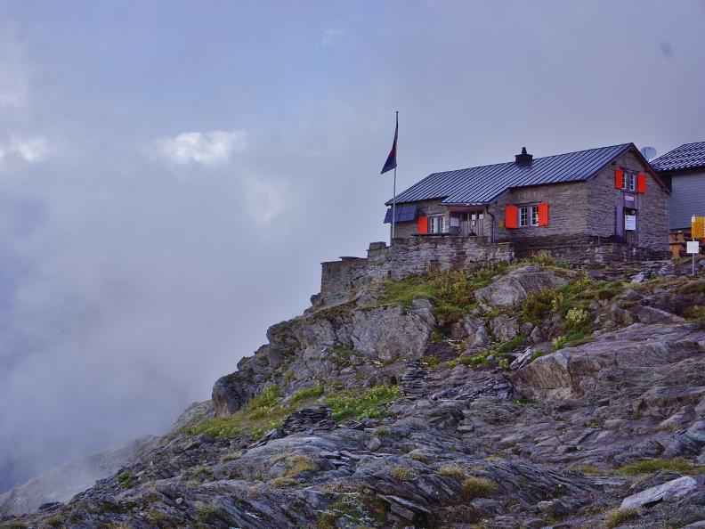 Capanna Cadlimo, Quinto - Mountain huts in Ticino